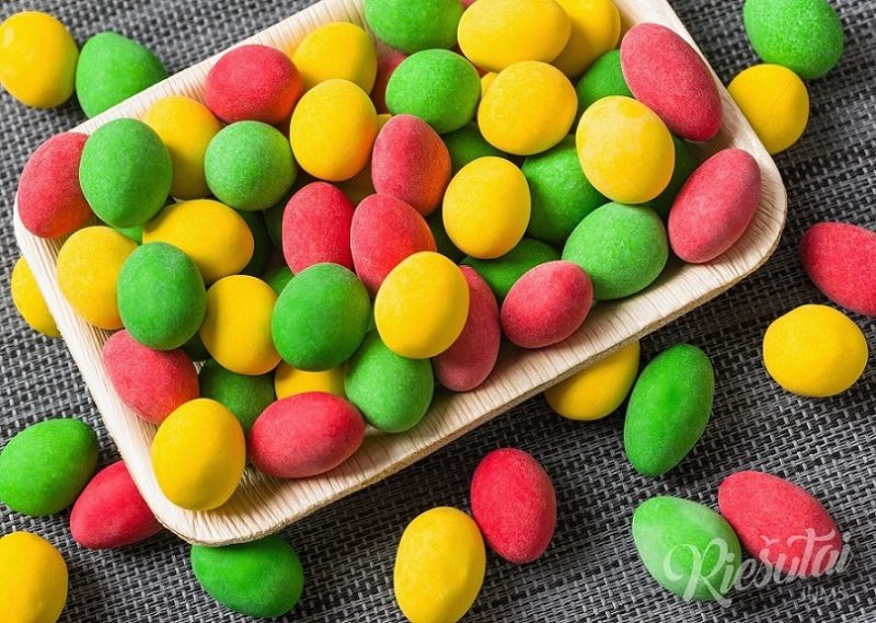 Migdolai spalvotame šokolade „Lietuva“, 1 kg - Riesutai Jums