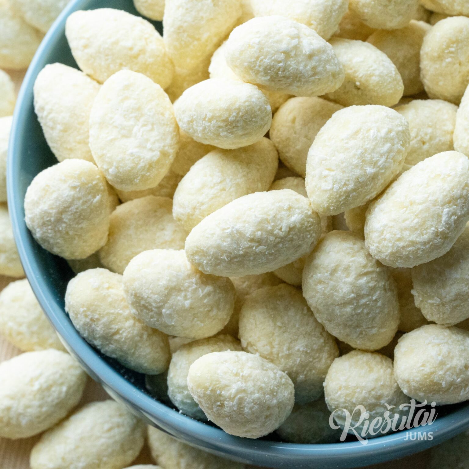 Migdolai baltame šokolade su kokoso drožlėmis, 1 kg - Riesutai Jums